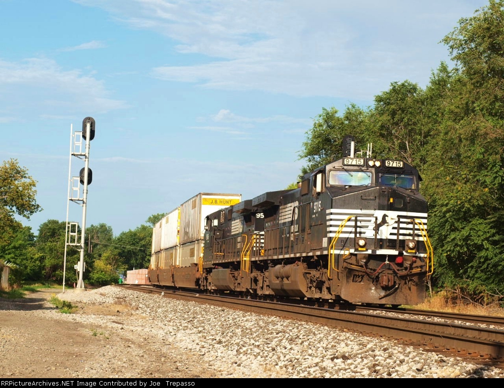 NS 9715 takes its train east towards Bellevue.